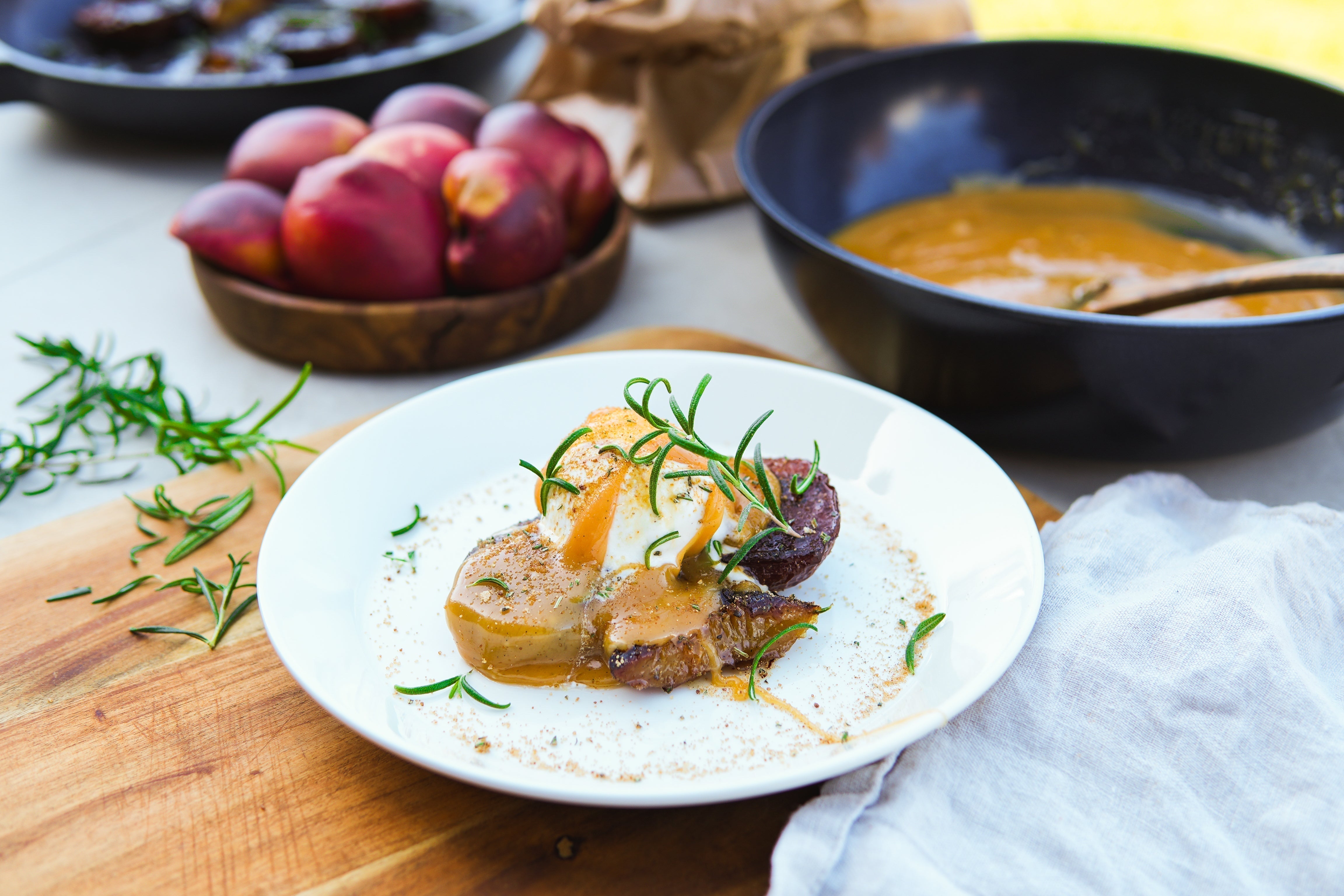 Recept på Karamelliserade persikor med vaniljglass & kolasås – OnePan.se